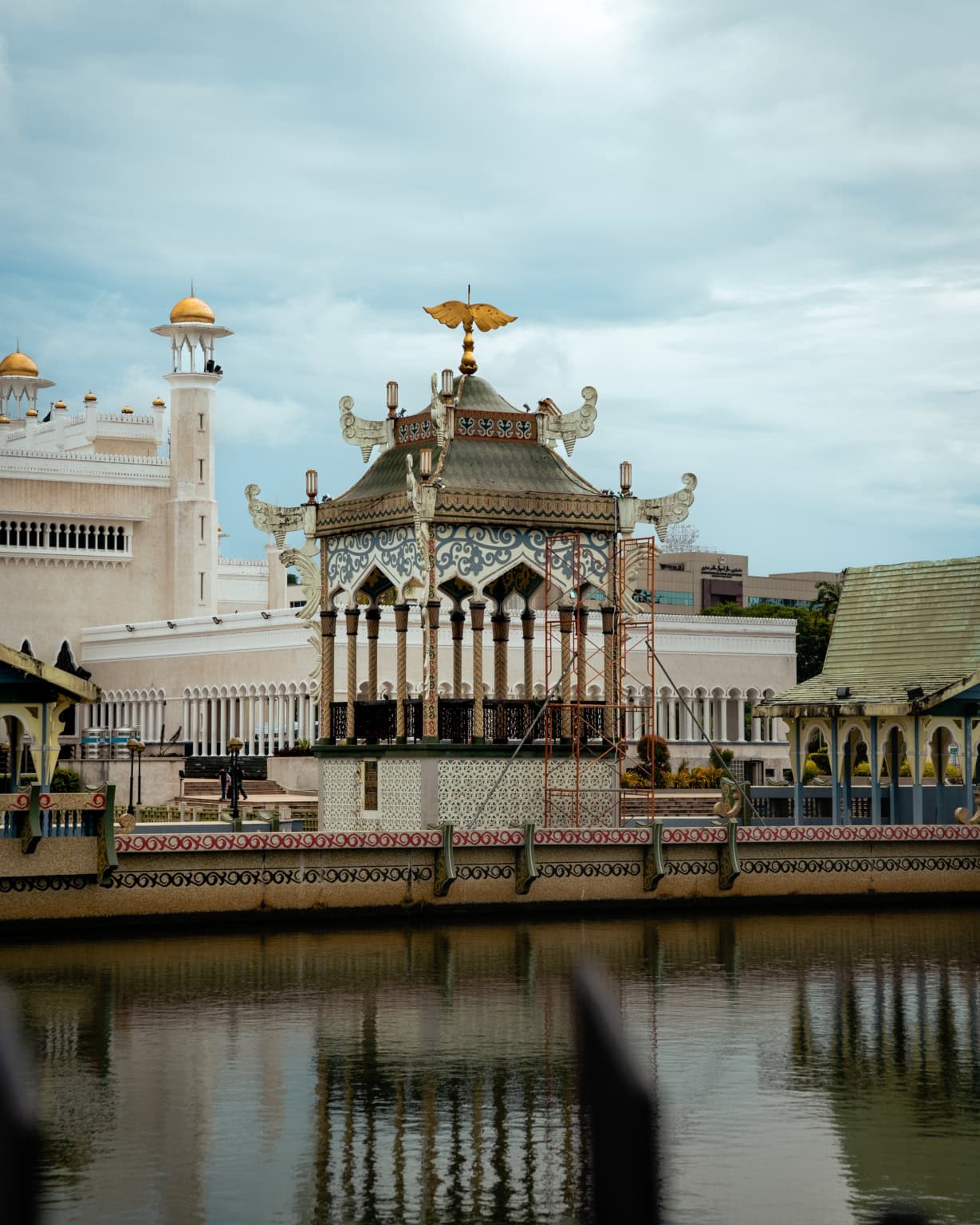 Sultan Omar Ali Saifuddin Mosque in Brunei - Destary