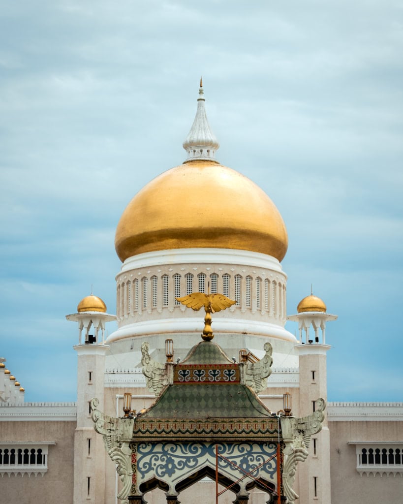 Sultan Omar Ali Saifuddin Mosque in Brunei - Destary